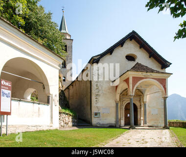Santa Maria in Calanca, Svizzera: Vista del villaggio di montagna con ...