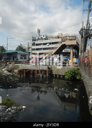 Questa passerella pedonale collega le principali località di Manila ...