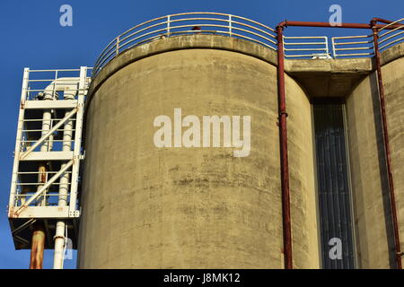 Calcestruzzo industriale cilindrico silo con scale di metallo con ...
