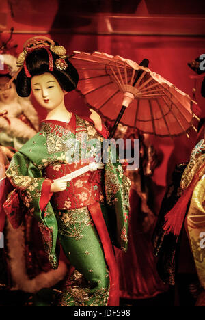Geisha in kimono verde-giallo; aghi moderni di pino; Tosei Matsu No ha ...