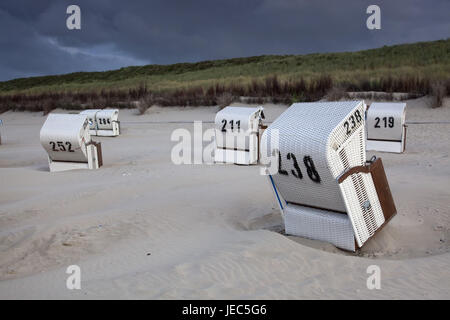 Sedie di spiaggia e dune, Spiekeroog Island, nel Mare del Nord est ...
