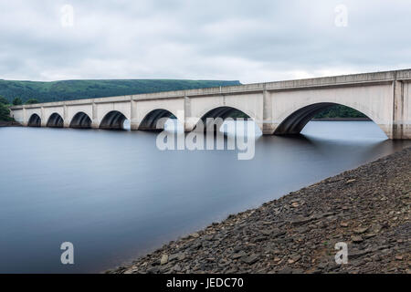 Vista della ladybower derwent serbatoio ponte ashopton viadotto a57 ...