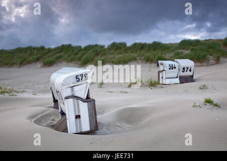 Sedie di spiaggia e dune, Spiekeroog Island, nel Mare del Nord est ...