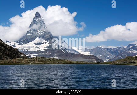 Il Cervino in Svizzera è una delle montagne più alte delle Alpi con ...