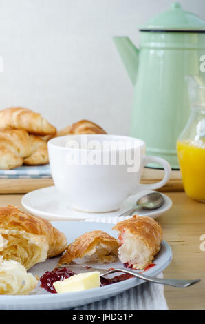 La prima colazione continentale impostazione tabella prevista con ...