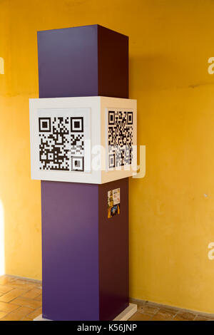 Bianco e nero cube che mostra una rapida risposta o codice QR code per ...