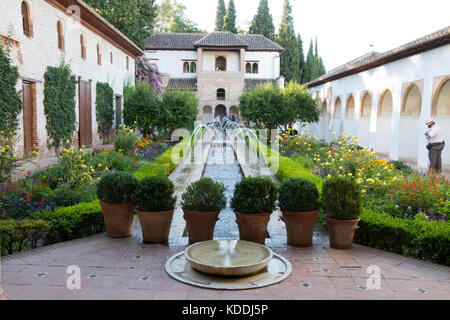 Giardini di Alhambra di Granada scena interna, i turisti in visita a l ...