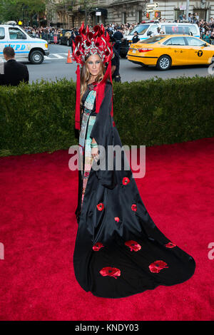 Sarah Jessica Parker frequenta il Metropolitan Museum of Art Costume ...