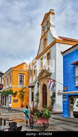 Tipiche facciate colorate con i balconi delle case a Plaza de Los ...