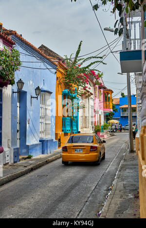Tipiche facciate colorate con i balconi delle case di Cartagena de ...