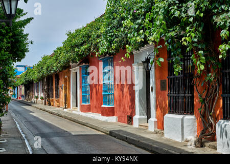 Tipiche facciate colorate con i balconi delle case di Cartagena de ...