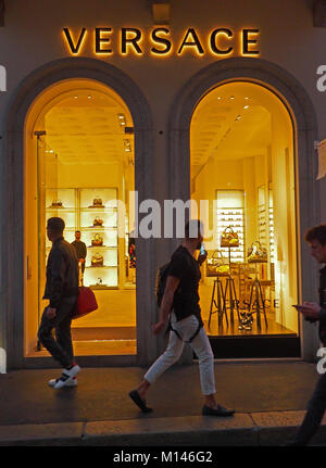 Negozio di Versace, Via Monte Napoleone, il Quadrilatero D'oro, Milano ...