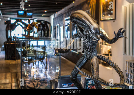 Famoso film SF monster Alien nella lobby di HR Giger museo nel castello ...