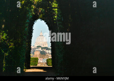 Aventino keyhole. Vedute della Cattedrale di San Pietro si vede ...