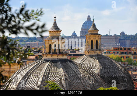 Due chiese gemelle belle cupole con antica colonna Traiana e nuvole ...