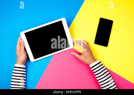 Donna con le mani in mano utilizzare uno smartphone con un computer ...