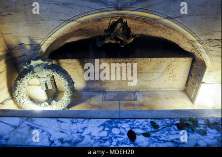 La tomba di Raffaello nel Pantheon o Basilica Collegiata di Santa Maria ...