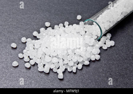 Palline di plastica. Trasparente di granuli di polietilene. Plastica ...