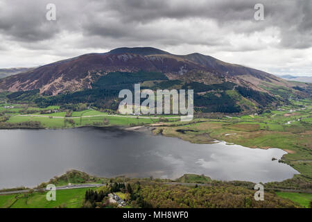 La molla vista sul lago di Bassenthwaite da Barf cadde, Keswick Town ...