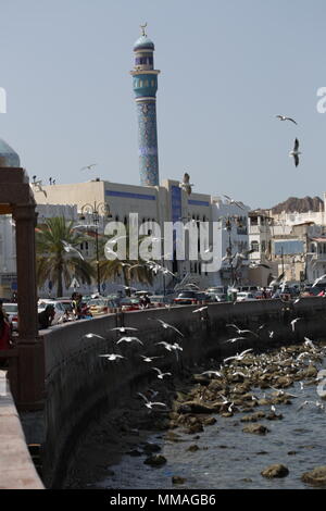 L'Al Lawati moschea e la Mutrah corniche e waterfront in Muscat, la ...
