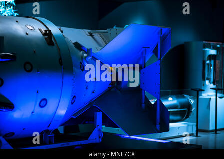 Esplosione nucleare (fissione) e nube di funghi al test nucleare di ...