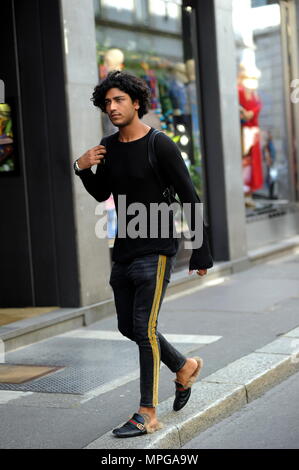 Milano, Akash Kumar il centro a piedi con gli amici Akash Kumar, 26 ...