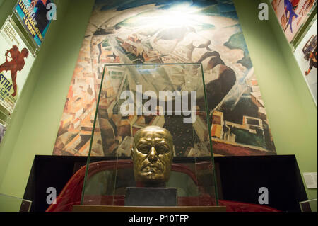 Il dittatore italiano Benito Mussolini in visita alle truppe italiane ...