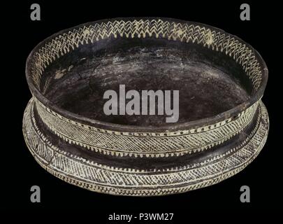 VASO CAMPANIFORME CON DECORACION INCISA, tipo a Ciempozuelos ...