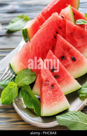 Anguria a fette su un piatto di portata. Cibo sano per i vegetariani ...