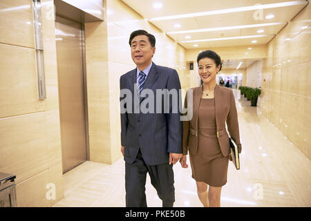 Uomini e donne nel corridoio Foto stock - Alamy