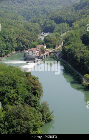 L'Italia, Lombardia, Valle Adda, vista sul canale dal ponte in ferro di ...