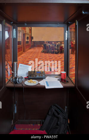 Armadio di traduttori . interpretariato - Microfono e quadro in un ...