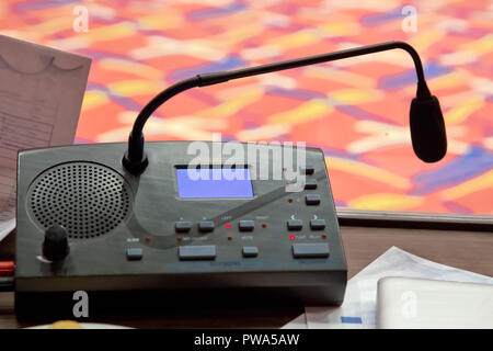 Armadio di traduttori . interpretariato - Microfono e quadro in un ...