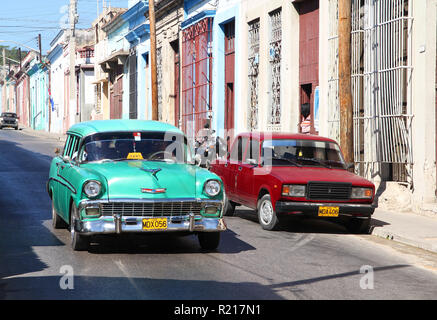 MATANZAS, CUBA - 23 febbraio 2011: la gente ride con un taxi in ...