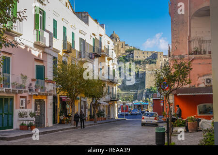 Scena di strada di Ischia centro storico di Ischia Ponte, Ischia ...
