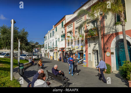 Scena di strada di Ischia centro storico di Ischia Ponte, Ischia ...
