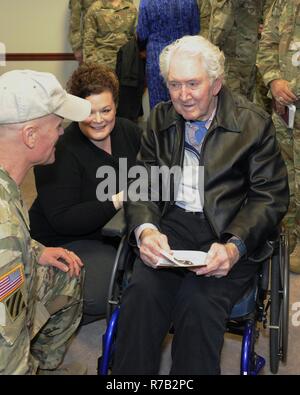 Hal M. Hornburg (a sinistra), comandante, comando per l'educazione e l ...