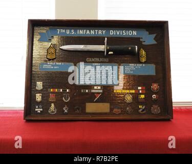 Hal M. Hornburg (a sinistra), comandante, comando per l'educazione e l ...