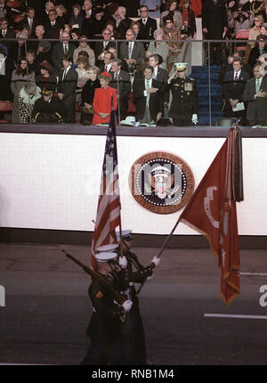 GEN Robert H. Barrow, comandante del corpo dei Marine, parla con altri ...