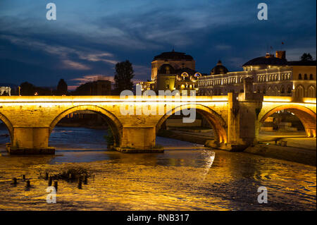 Repubblica di Macedonia Skopje, il ponte di pietra sul fiume Vardar, il ...