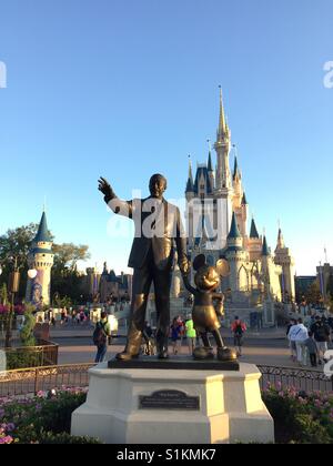 Partner statua di Walt Disney e Mickey Mouse nella parte anteriore del ...