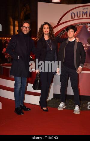 Samantha De Grenet con Luca Barbato e figlio di frequentare l'anteprima ...
