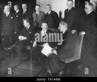 Alfred Hugenberg, Franz von Papen e Adolf Hitler, 1933 Foto stock - Alamy