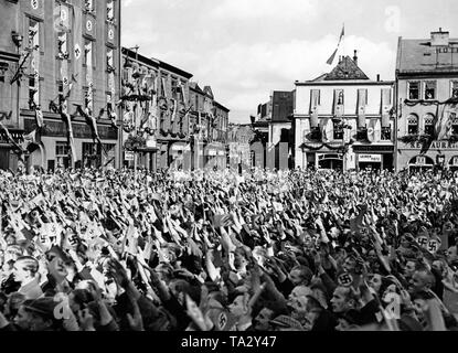 La folla dando saluto Nazista di Adolf Hitler come egli si erge in una ...