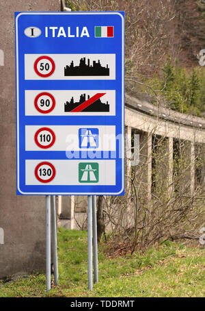 Segnale stradale sul confine italiano con molte stelle gialle della ...