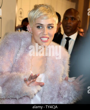 Miley Cyrus arriva a Clive Davis & La Recording Academy's 2013 Pre ...