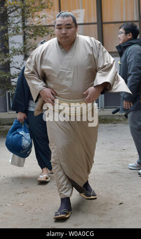 Yokozuna mongolo (grand champion) Kakuryu (L) riceve l'imperatore della ...