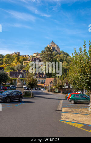 Castelnaud medievale-la-Chapelle hilltop village con Chateau de il ...