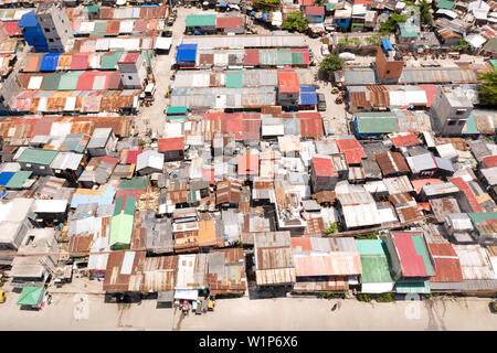 Strade di aree povere a Manila. I tetti delle case e la vita delle ...
