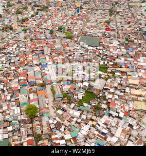 Strade di aree povere a Manila. I tetti delle case e la vita delle ...